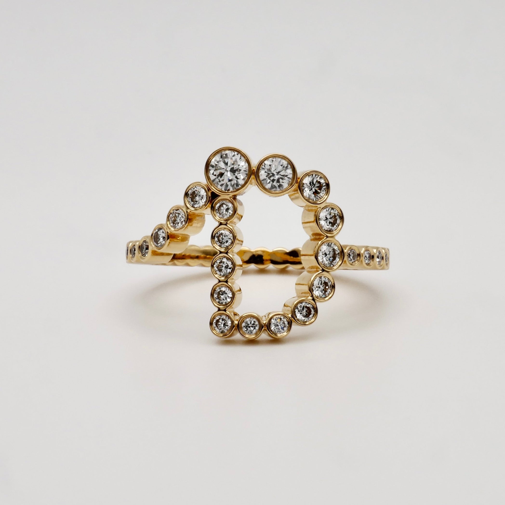 18K Alphabet Embrace Ring (A-H) | discomarshmallow
